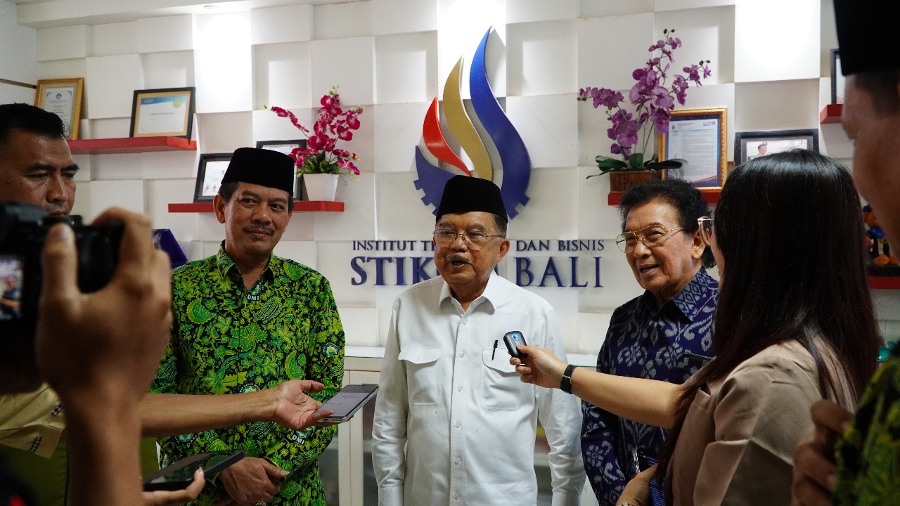 JK didamping Dr. Dadang Herman dan Prof. Dr. I Made Bandem, MA saat memberi keterangan pers di ...